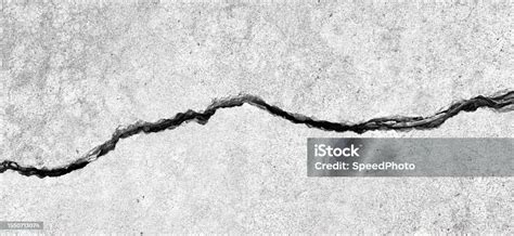 콘크리트의 균열 사진은 땅의 균열을 보여주고 콘크리트의 균열을 흑백 사진으로 보여줍니다 0명에 대한 스톡 사진 및 기타 이미지 0명 땅 사진 이미지 Istock