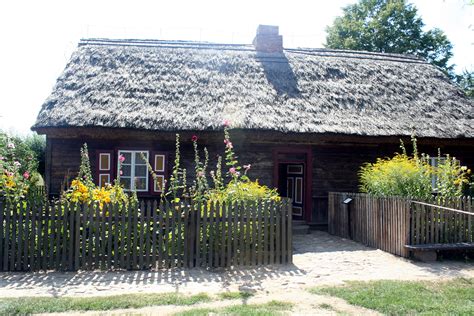 무료 이미지 마을 자연 건물 시골집 꽃들 Sierpc 마조 브즈 식물학 지붕 야외 박물관 정원 가려움증 재산 농가 농촌 지역 소작지 통나무