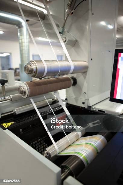 플 렉 소 인쇄기에서 제조 된 라벨의 클로즈업 샷 플 렉 소 프레스에 접착 재료에서 매트릭스 폐기물 또는 트림 제거의 사진 세부