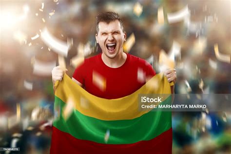 리투아니아어 팬 그의 손에 리투아니아의 국기를 들고 남자의 팬 경기장에서 축구 팬 혼합 미디어 국가 관광명소에 대한 스톡 사진 및 기타 이미지 Istock