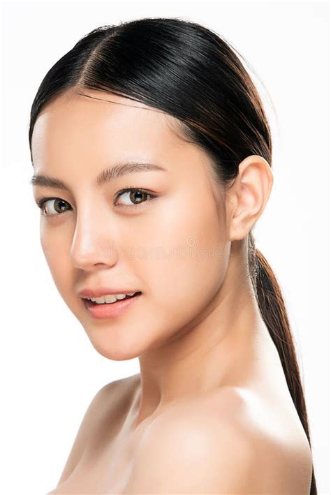 Mujer Asi Tica Joven Hermosa Con La Piel Fresca Limpia Foto De Archivo