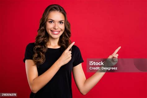 젊고 예쁜 소녀의 사진은 손가락을 나타냅니다 빈 공간 광고 직접 방법은 빨간색 배경 위에 고립 된 것을 제안합니다 25 29세에 대한 스톡 사진 및 기타 이미지 Istock