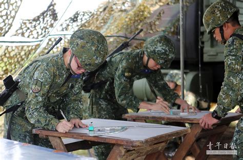 青年日報 陸軍澎防部混砲營5月底將實施基地期末測驗，連日來官兵頂著菊島烈陽，不斷磨練射擊技巧，以及驗證作戰計畫射擊