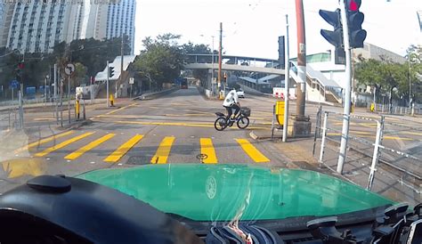 有片│屯門單車男橫過馬路 遭私家車撞飛受傷 星島日報
