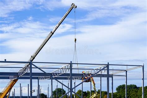 New Building Steel Framework Assembly Using Telescopic Boom Crane And