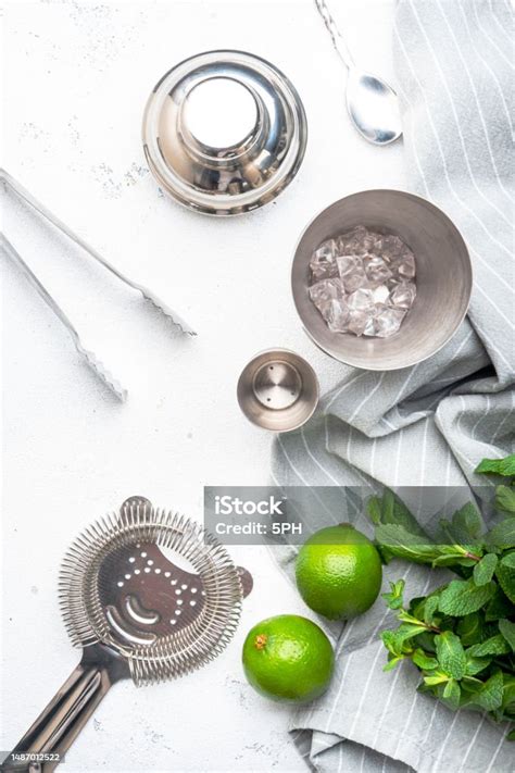 모히토 칵테일 만들기 민트 석회 얼음 재료 및 강철 막대 도구 상위 뷰 흰색 테이블 배경 복사 공간 카이피리냐에 대한 스톡 사진 및 기타 이미지 Istock