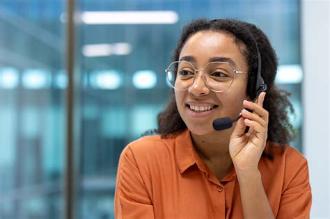 현대적인 환경에서 헤드셋을 착용하고 고객 서비스에서 일하는 여성 25 29세에 대한 스톡 사진 및 기타 이미지 25 29세 경영자 고객 Istock