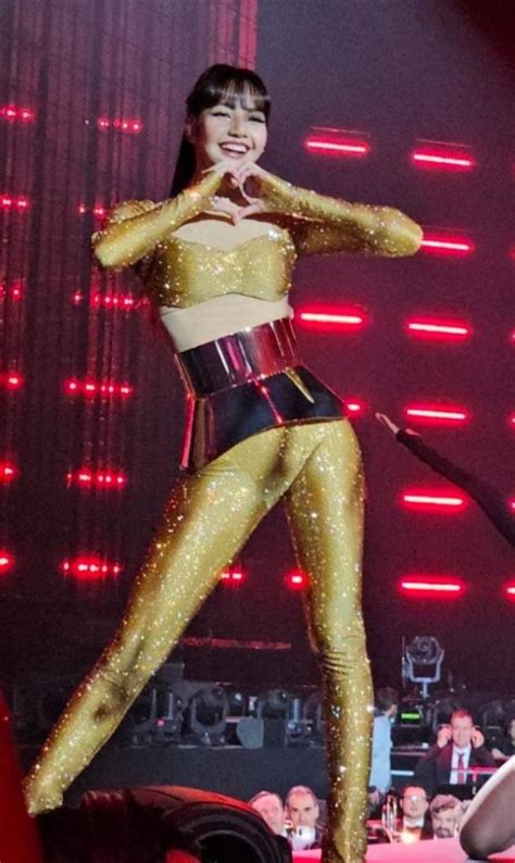 Photo Gallery ตะลึง ลิซ่า ร่างทอง เป๊ะทุกสัดส่วน เผยโฉมดีไซเนอร์ผู้อยู่เบื้องหลัง