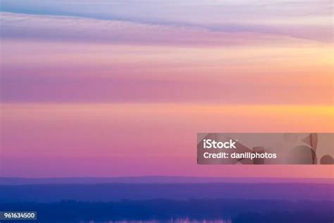 코발트 토지와 호수 파란색 청록색 핑크 보라색 마젠타 색상의 색조와 수조의 줄무늬 꿈 하늘 부드러운 구름의 수평 라인입니다 부드러운 하늘 땅 및 강 대기 이미지 0명에 대한