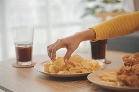 뚱뚱한 여자는 피자 한 조각을 물고 과체중 여성은 패스트 푸드를 먹고 아시아 여자는 배고프다 건강에 좋지 않은 음식에 대한 스톡 사진 및 기타 이미지 Istock