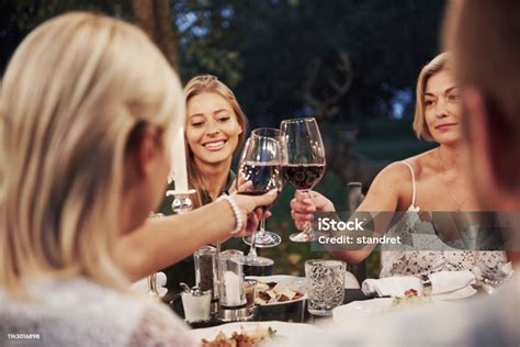 금발 여자와 와인 잔입니다 우아한 착용의 친구 들의 그룹은 고급 저녁 식사를 금발 머리에 대한 스톡 사진 및 기타 이미지 금발 머리 와인 뷔페 Istock