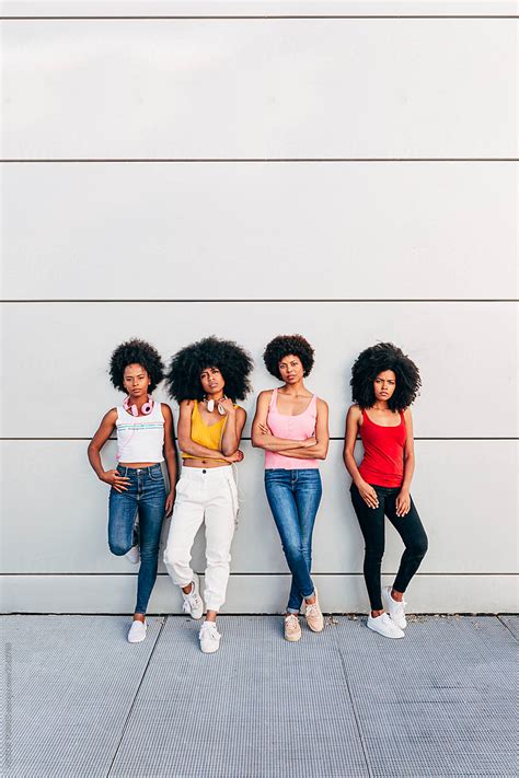 Afro Women Friends Hanging Out In The City Del Colaborador De Stocksy