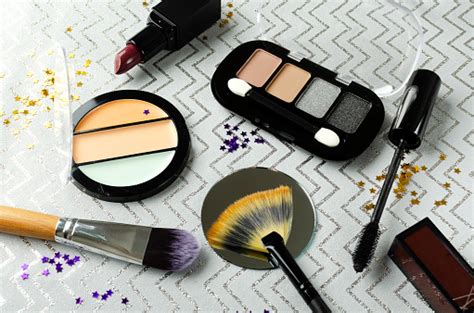 화장용 컨실러 아이섀도우 브러쉬 클로즈업 회색 표면의 반짝임 0명에 대한 스톡 사진 및 기타 이미지 0명 개인 장식품