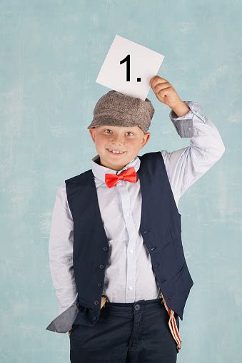 모자에 1이라는 표시가 있는 교복을 입은 남학생 등교 시작 1에 대한 스톡 사진 및 기타 이미지 1 6 7 살 가방 Istock