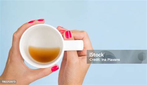 빨간 매니큐어 손톱플랫 레이 모의 여성 손은 파란색에 고립 된 커피와 거의 빈 찻잔으로 개최 배너용 복사 공간이 있는 맨 위 보기 공란에 대한 스톡 사진 및 기타 이미지