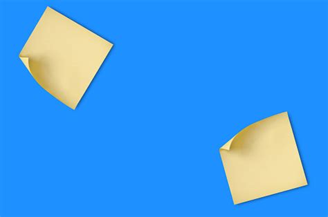 곡선 모서리 사무실 이나 가정에서 냉장고에서 블루 테이블에 연결 된 두 개의 빈 사각형 노란색 스티커 최고의 볼 수 있습니다 텍스트에 대 한 공간을 복사 합니다 비즈니스