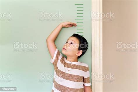 벽에 자신의 높이를 측정 아이 그는 너무 빨리 성장하고있다 신장계에 대한 스톡 사진 및 기타 이미지 신장계 사진 이미지 서 있기 Istock