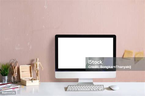 작업 영역 Houseplant 빈 화면 컴퓨터 더미 흰색 나무 테이블에 바탕 화면을 비웃는 다 제품에 대 한 복사 공간 작업 영역 책상 몽타주를 표시 합니다 고풍스런에 대한