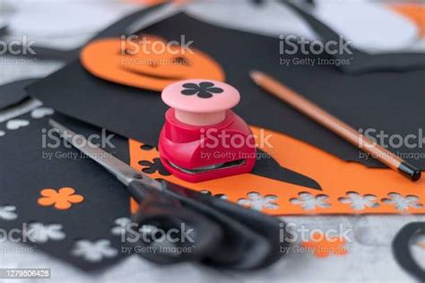 휴일 을위한 할로윈 장식을위한 준비 흰색 콘크리트 테이블에 컬러 종이에서 절단 주황색과 검은색 종이 가위 연필 그림 구멍 펀치 0명에 대한 스톡 사진 및 기타 이미지