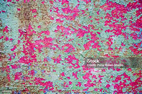 녹슨 배경 금이 간 녹색과 분홍색 광택 페인트가있는 녹슨 오래된 금속판 0명에 대한 스톡 사진 및 기타 이미지 0명 갈색 강철 Istock