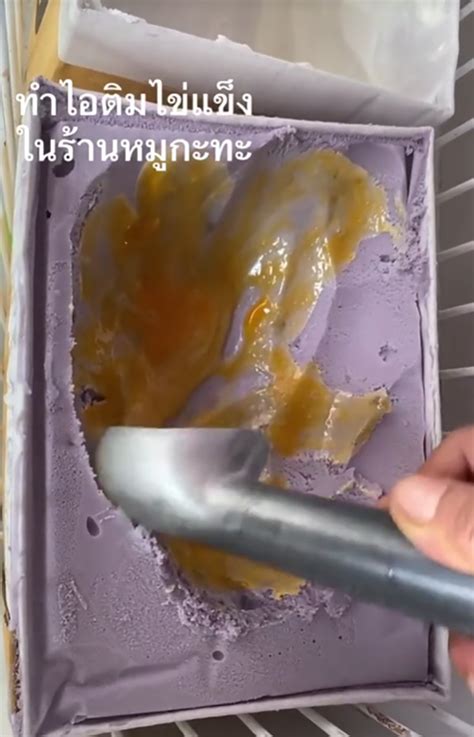 วิจารณ์สนั่น ลูกค้าโชว์ทำ ไอติมไข่แข็ง ที่ตู้ไอติม ร้านหมูกระทะ ลั่นร้านเขาไม่ว่าหรอก