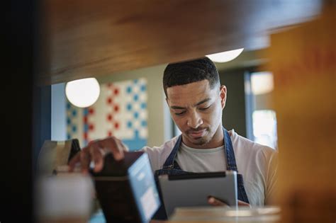 델리 주인이 디지털 태블릿을 사용하여 선반에서 재고를 확인합니다 상점에 대한 스톡 사진 및 기타 이미지 상점 소기업 쇼핑 Istock