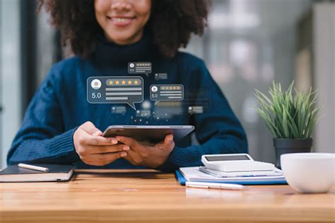 아프리카계 미국인 고객이 5개의 만족도 평점을 제공했습니다 고객 서비스 평가 개념 피드백에 대한 스톡 사진 및 기타 이미지