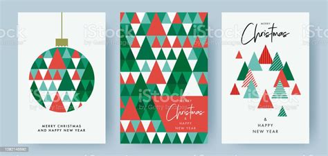 메리 크리스마스와 새해 복 많이 받으세요 세트의 인사말 카드 포스터 휴일 커버 녹색 빨간색 흰색 색상의 삼각형 전나무 패턴의 현대적인 Xmas 디자인 크리스마스에 대한 스톡