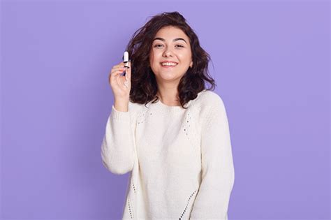 긍정적 인 귀여운 여성의 실내 초상화는 웃고 카메라에 탐폰을 보여주는 높은 영혼에있는 라일락 배경 건강하고 위생 위에 고립 서 20 24세에 대한 스톡 사진 및 기타 이미지