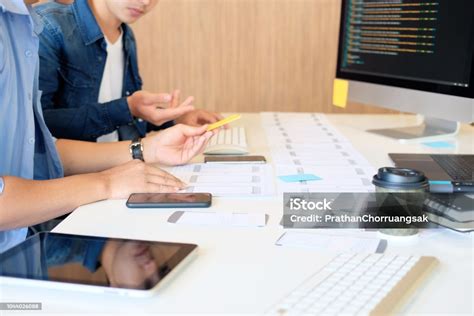 Programer 팀 작업 컴퓨터에서 Ux Ui 프로젝트 종이 프로젝트와 개발 소프트웨어 컴퓨터 소프트웨어에 대한 스톡 사진 및