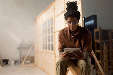 실내에서 일하는 세트 디자이너 무료 사진