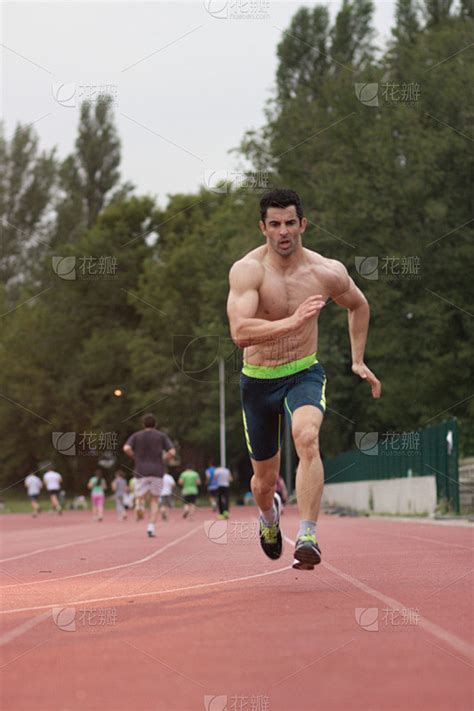 短跑 健美身材 田径跑道 慢跑 坚牢红 垂直画幅 迅速 运动员 人 户外