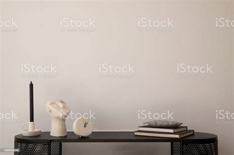 디자인 블랙 컴모드 책 장식 복사 공간 및 현대적인 홈 장식의 우아한 개인 액세서리가있는 세련된 스칸디나비아 홈 인테리어 템플렛 벽지 실내에 대한 스톡 사진 및 기타 이미지