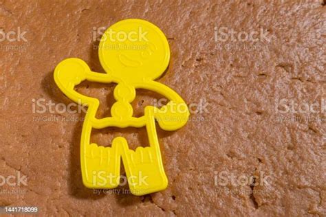 노란 진저브레드 생 진저브레드 반죽을 자르기 위한 남자 모양 집에서 직접 만든 진저 브레드 요리하기 0명에 대한 스톡 사진 및 기타 이미지 Istock