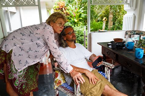 남자와 여자는 과일과 차 세트와 초라한 나무 테이블 근처 정통 오래된 빌라의 테라스에 여행을 계획 2명에 대한 스톡 사진 및 기타 이미지 Istock