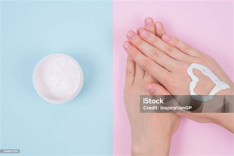 깨끗 하 고 맑은 손가락 자연 영양 손톱 개념입니다 상단 오버 헤드 높은 각도 플랫 레이 평면 누워 가까이 보기 아름 다운 완벽 한 방향족 손 고립 된 블루 핑크 파스텔