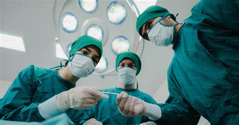 병원 수술실에서 사용하기 위한 외과 의료 기기 전문 의사로부터 사용하는 수술 의료 기기 도구 사진 Unsplash의 외과 의사 이미지