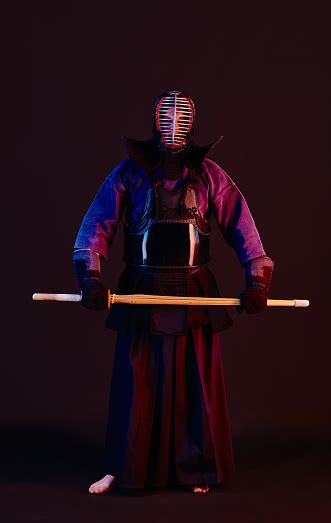 클로즈업 샷 갑옷을 입은 검도 전투기 전통 기모노 시나이 대나무 검이 있는 무술 을 연습하는 헬멧 검은 배경 강사에 대한 스톡 사진 및 기타 이미지 Istock