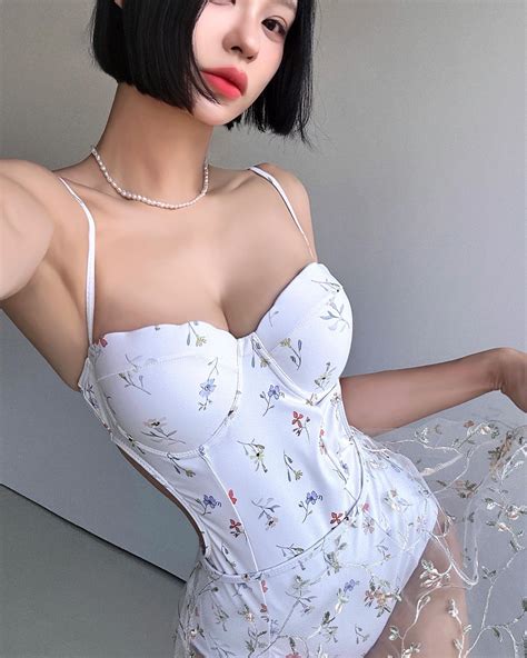 데이토프 튜브탑 까멜리아 셔링 플라워 비키니 𝐈𝐍𝐅𝐎 가슴커버 탑비키니 블랙 바탕에 노랑 꽃무늬 패턴으로 대비감이 돋보이는 비키니예요🖤 탑 스타일로 부담없이 입기