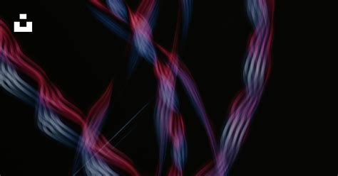 검은색 배경에 빨간색 흰색 및 파란색 소용돌이 사진 Unsplash의 무료 무늬 이미지