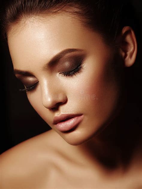 Blanker Brunette Der Auf Dem Bett Liegt Stockbild Bild Von Bemühung Dunkel 21244615