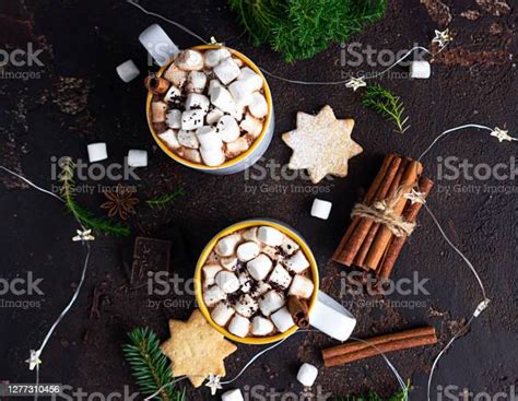 마시멜로와 계피 쇼트크러스트 쿠키 향신료 쓴 초콜릿을 다크 스톤 배경으로 한 핫 초콜릿 또는 코코아 축제 크리스마스 또는 새해