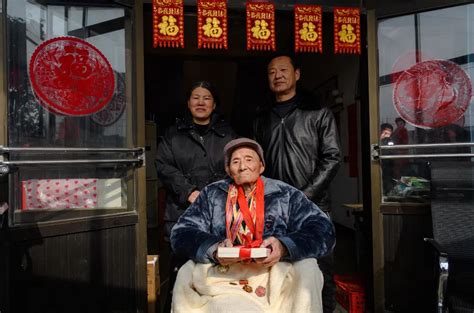 江苏省退役军人事务厅 地方动态 泰州医药高新区高港区为抗美援朝老兵拍摄全家福