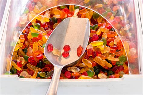 사탕 과자 젤리 사탕 가게에서 다른 모양의 달콤한 쫄깃한 사탕 상점 창문에있는 과일 젤리 할로윈을위한 과자 사탕은 구미 다채로운 사탕과 함께 서 있습니다 0명에 대한 스톡