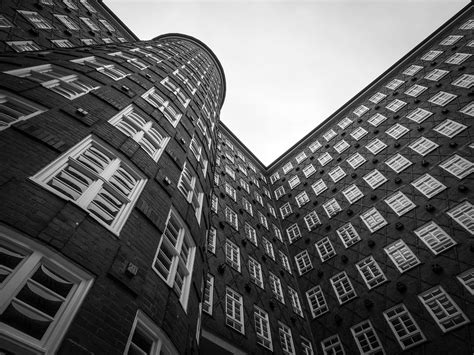 무료 이미지 빛 검정색과 흰색 건축물 화이트 사진술 마천루 도시 풍경 선 검은 단색화 탑 블록 대칭 독일 모양 함부르크 중심지 도시 지역