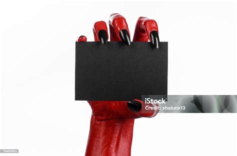 할로윈 테마 검은색과 붉은 악마 손 손톱 흰색 배경에 빈 블랙 카드를 들고 계약서에 대한 스톡 사진 및 기타 이미지 계약서 공란 공포 무서움 Istock