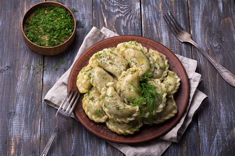 수제 비건 만두 바레니키 피에로기 채식 렌틸 고기 당근과 채소가있는 나무 테이블에 양파로 채워진 크레블라흐 0명에 대한 스톡 사진 및 기타 이미지 Istock