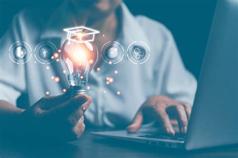 졸업 모자 인터넷 교육 과정 학위 창의적 사고 아이디어 및 해결 솔루션에 대한 학습 지식을 보여주는 전구를 들고 있는 여성 전자