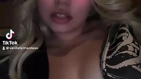 La Coniglietta Paffuta Egirl Gioca Con La Sua Figa Cremosa E Succhia Le Sue Grandi Tette Xhamster