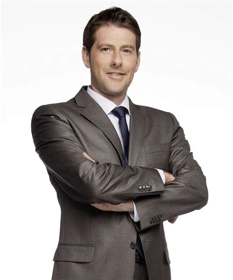 팔짱에 있는 Ss K님의 핀 2023 포즈 모델 포즈 정장